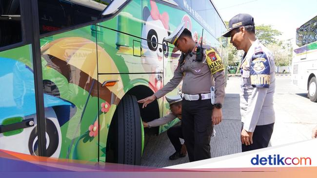 Polisi Ramp Check Bus se-Jatim Jelang Nataru 2025