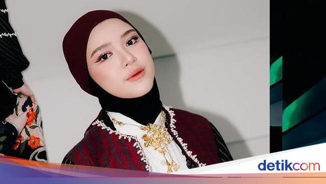 Potret Tiara Andini Cantik Berhijab Nyanyi di Pembukaan PON 2024