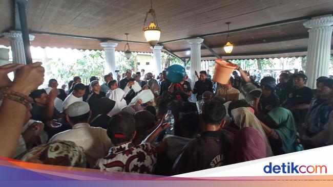 Cerita Muamar Berebut Air di Tradisi Siraman Panjang Keraton Kasepuhan