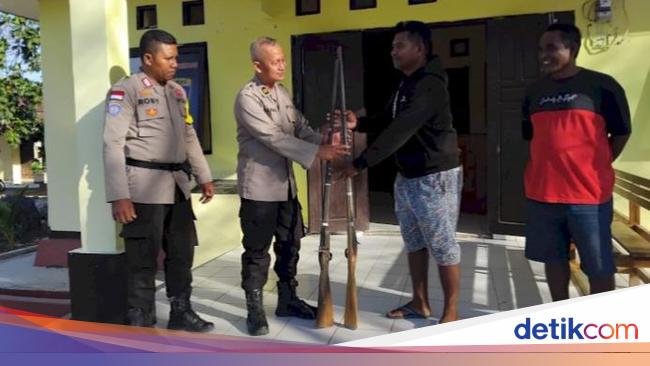 Warga Kupang Serahkan Dua Senpi Rakitan Peninggalan Jepang ke Polisi