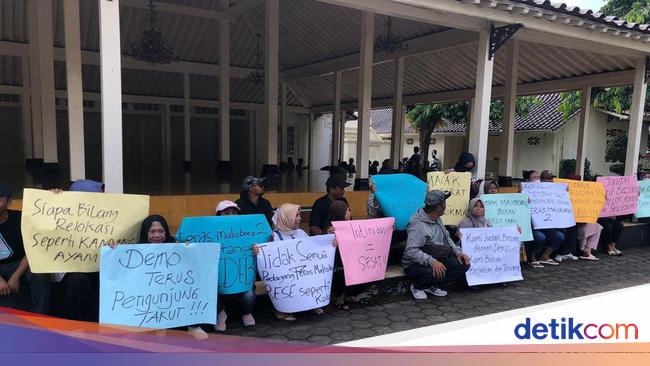 Muncul Massa Pedagang Teras Malioboro 2 Pro Relokasi Aksi di Kepatihan