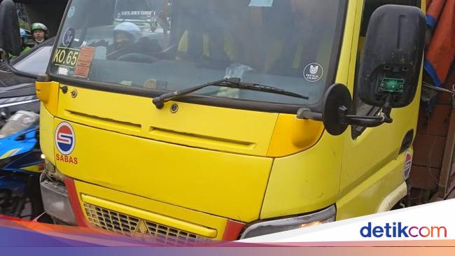 Truk Muatan Hebel Mogok di Flyover Slipi, Lalin ke Semanggi Sempat Macet