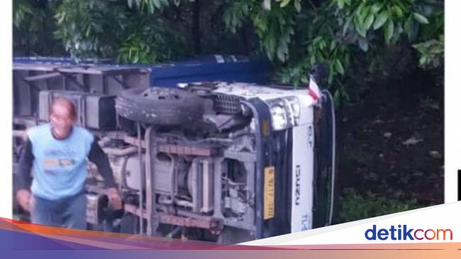 Truk di Tol Jagorawi Terguling hingga Masuk Rerumputan Gegara Sopir Ngantuk