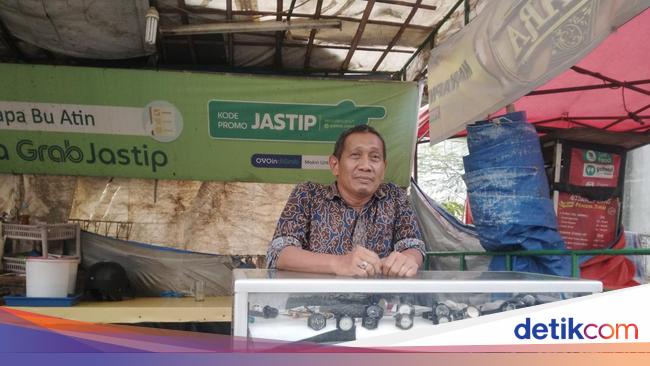 Kesetiaan Zainudin Puluhan Tahun Menyambung Hidup dari Jasa Servis Jam