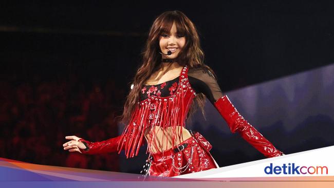 Deretan Gaya Seksi Lisa BLACKPINK di VMA 2024, Pakai Gaun Menerawang
