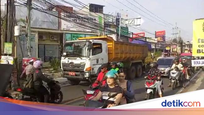 Truk Sampah Mogok di Jalan Raya Sawangan Sempat Bikin Lalin Macet