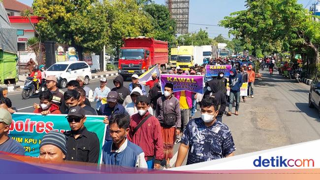 Warga Demo Tuntut Bawaslu Netral Jelang Putusan Sengketa Dico Vs KPU Kendal