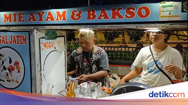 Gaya Punk Edy Saat Jualan Mi Ayam Curi Perhatian
