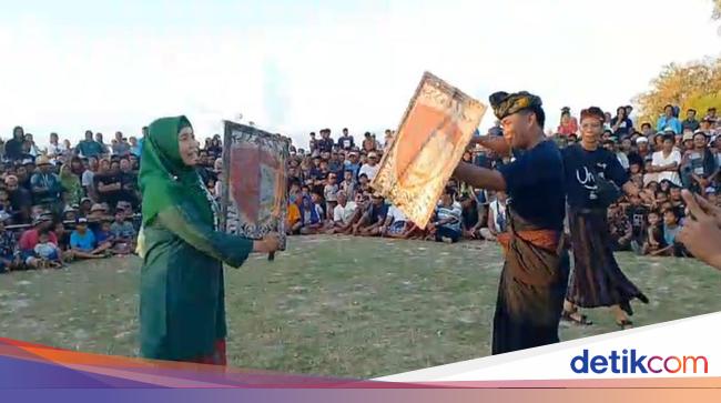 Sambut Rohmi di Acara Peresean, Ketua Forum Kades Diduga Langgar Netralitas Sambut Rohmi di Acara Peresean, Ketua Forum Kades Diduga Langgar Netralitas