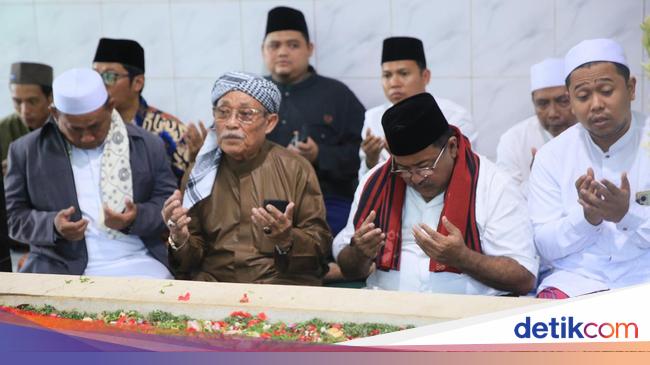 Potret Rano Karno Ziarah ke Makam Ulama Betawi Buya Zayadi