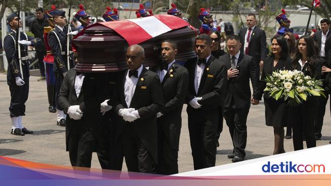 Penghormatan Terakhir untuk Eks Presiden Peru Alberto Fujimori