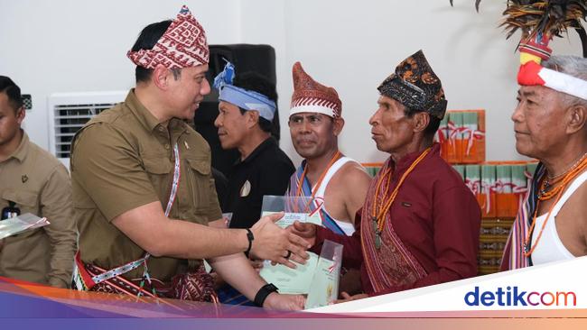AHY Serahkan Sertifikat Tanah untuk Warga Eks Timor Timur di Kupang