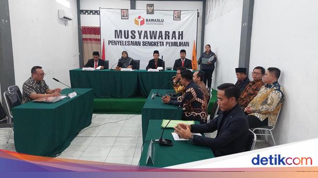 Sidang Putusan Sengketa Pilkada Kendal Hari Ini, Dico-Ali Absen Sidang Putusan Sengketa Pilkada Kendal Hari Ini, Dico-Ali Absen
