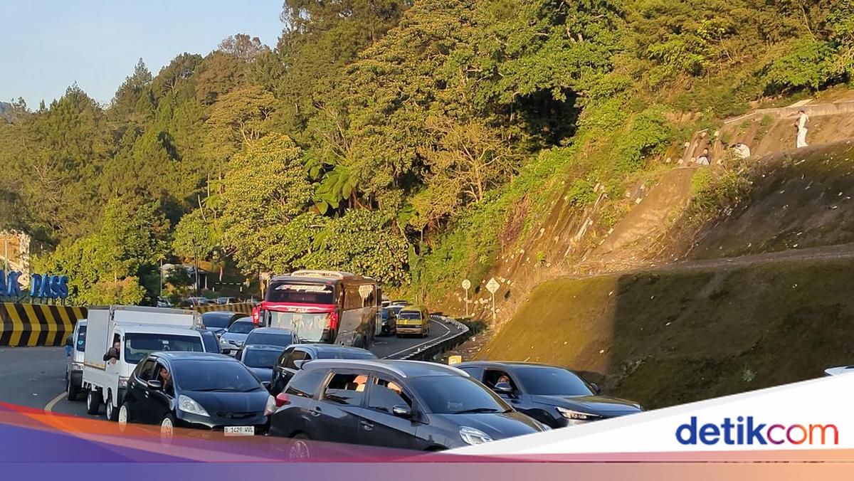 Sudah 8,5 Jam Polisi Tutup Jalur ke Puncak demi Urai Kemacetan