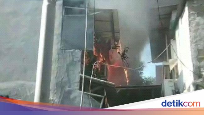 2 Rumah di Klender Kebakaran, Damkar Semprot Api dari Air Kolam Renang