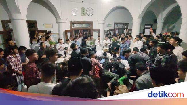 Serunya Tradisi Lempar Uang Koin Sambut Maulid Nabi di Kota Kediri Serunya Tradisi Lempar Uang Koin Sambut Maulid Nabi di Kota Kediri