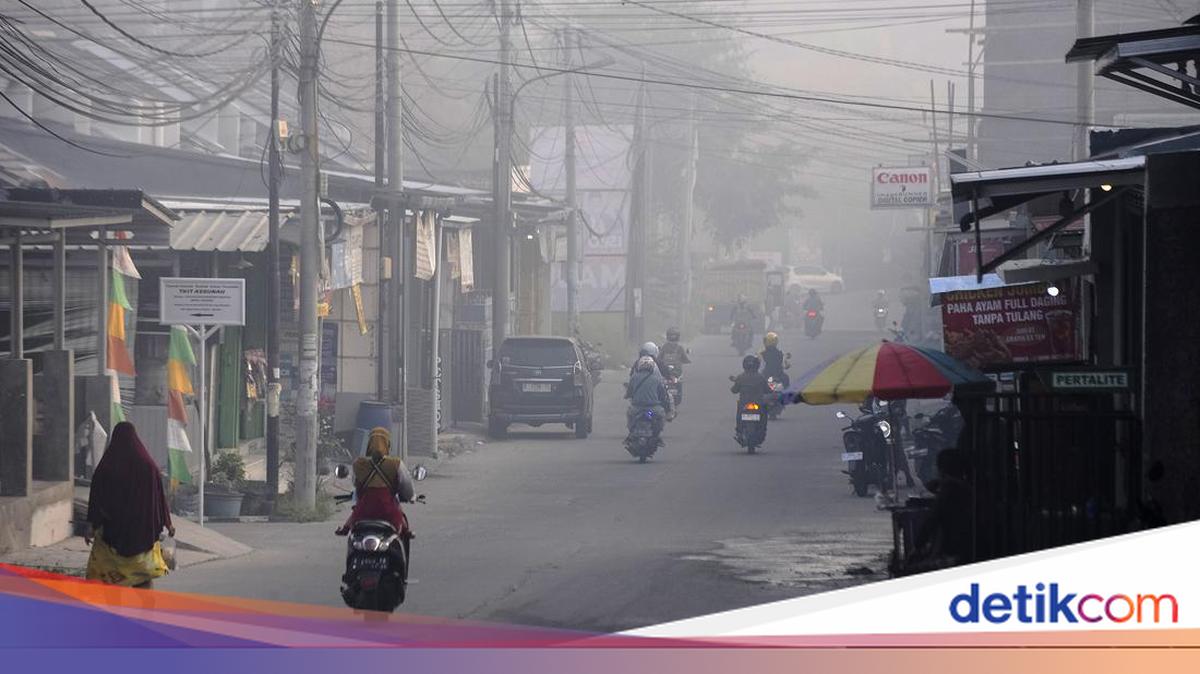 Asap Kebakaran TPSA Selimuti Desa Bagendung Cilegon