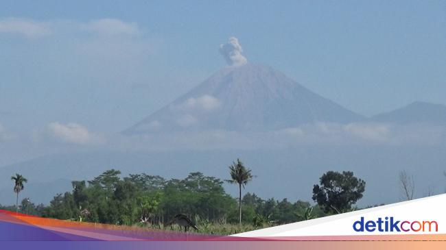 Gunung Semeru 2 Kali Erupsi Luncurkan Abu Vulkanik Setinggi 400 Meter