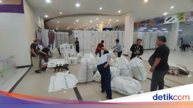 Persiapan Pilkada, KPU Tabanan Bongkar 7.725 Kotak Suara-Logistik ...