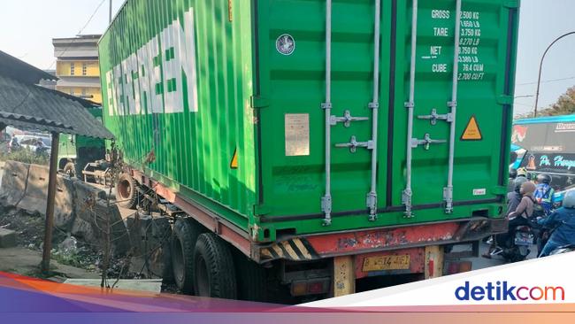 Truk Gangguan di Kolong Flyover Cakung Jaktim, Lalin Macet