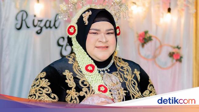 10 Foto Gaya Hijab Atlet Angkat Besi Nurul Akmal Saat Menikah, Bikin Pangling