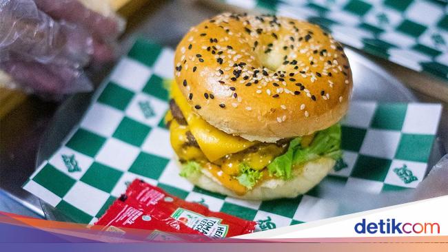 Nikmatnya Burgbol, Burger Unik di Surabaya yang Tengahnya Bolong