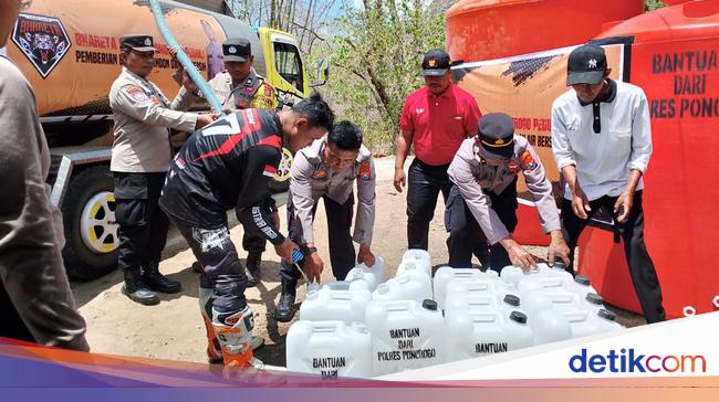 Warga Ponorogo Kekeringan, Polisi Bakti Sosial Salurkan Air Bersih