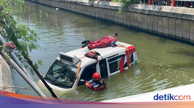 Angkutan Wira Wiri Suroboyo Nyemplung Sungai Gunung Anyar