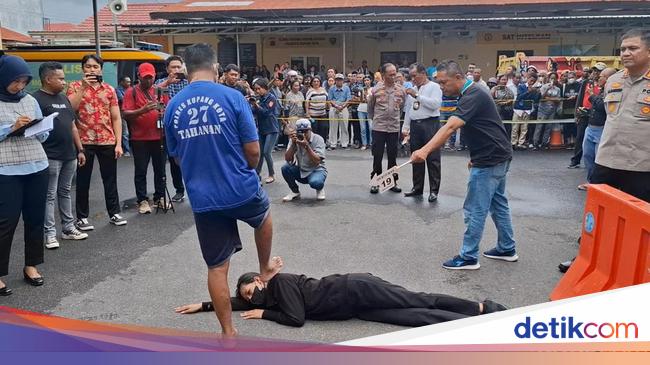 Rekonstruksi Satpol PP Aniaya Istri hingga Tewas, Albert Injak Rusuk-Leher Maria