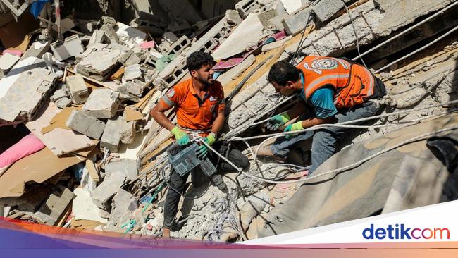 Potret Evakuasi Korban Serangan Israel dari Puing-puing di Gaza