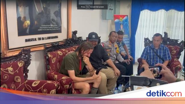 Momen Haru Pilot Susi Air Video Call Keluarga Usai Dibebaskan dari KKB Momen Haru Pilot Susi Air Video Call Keluarga Usai Dibebaskan dari KKB