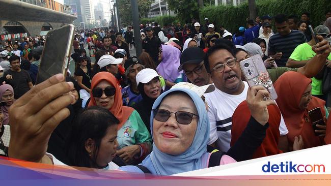 Hadiri CFD, Rano Karno Diserbu Emak-emak