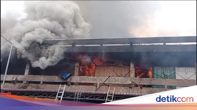 400 Kios di Pasar Horas Siantar Kebakaran