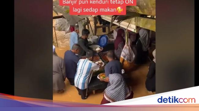 Meski Banjir Tinggi, Tamu Tetap Santai Makan di Pesta Kawinan