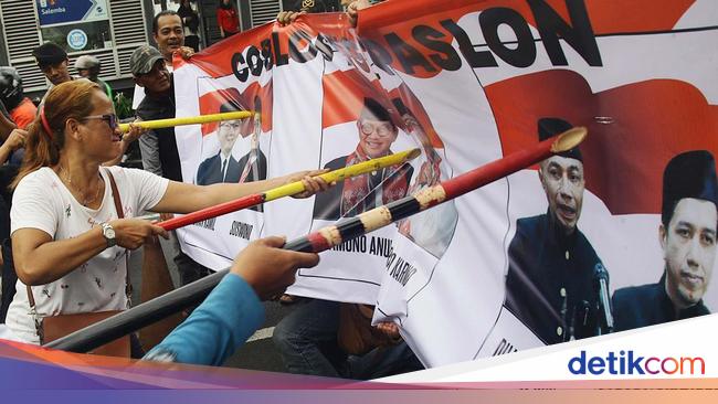 Massa Demo KPU Jakarta, Gelar Aksi Coblos Tiga Paslon
