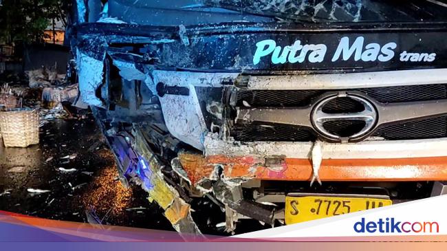 Bus Tabrak 2 Pikap di Lamongan: Muatan Ikan Berceceran-1 Orang Tewas