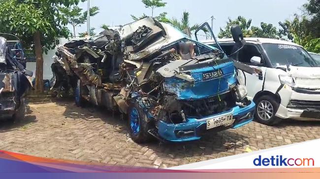 Ngerinya Laka Maut Elf Hantam Towing Angkut Ekskavator Tewaskan 4 Korban