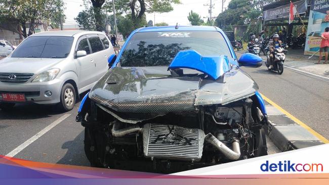Putar Balik Mak Kluwer, Pikap Ditabrak Mobil di Ring Road Timur Banguntapan