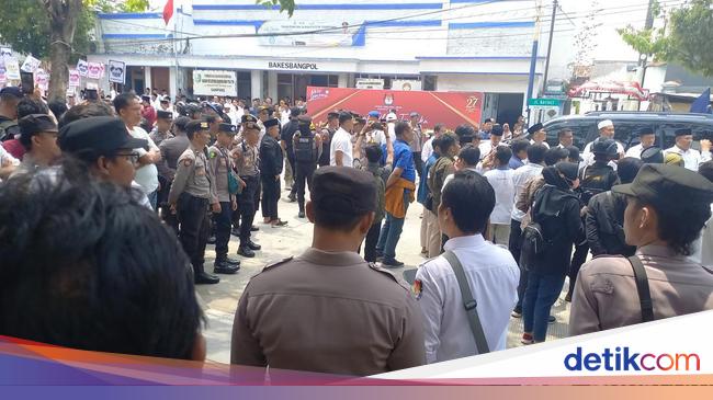 Ratusan Polisi Dikerahkan Saat Pengundian Nomor Urut Pilbup Sampang