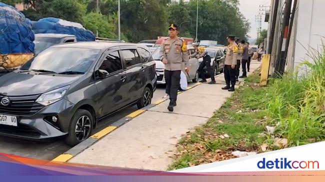 Sambut Pembukaan, Antrean Kendaraan Mengular di Tol Parungkuda