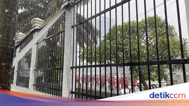 Massa Demo Hari Tani Bubarkan Diri dari Depan Gedung DPR Massa Demo Hari Tani Bubarkan Diri dari Depan Gedung DPR