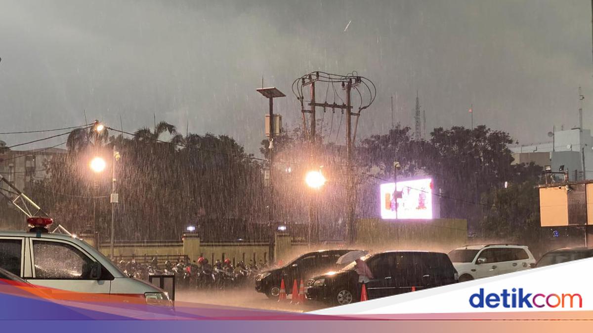 Depok Diguyur Hujan Deras Disertai Petir
