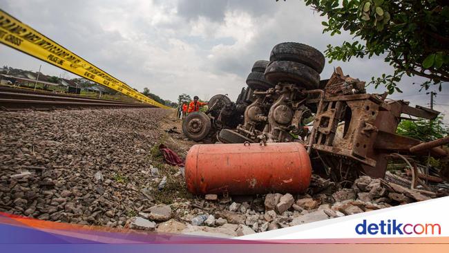 Pengakuan Sopir Truk Temper KA Taksaka di Bantul: Tidak Lihat Tanda Palang Pengakuan Sopir Truk Temper KA Taksaka di Bantul: Tidak Lihat Tanda Palang
