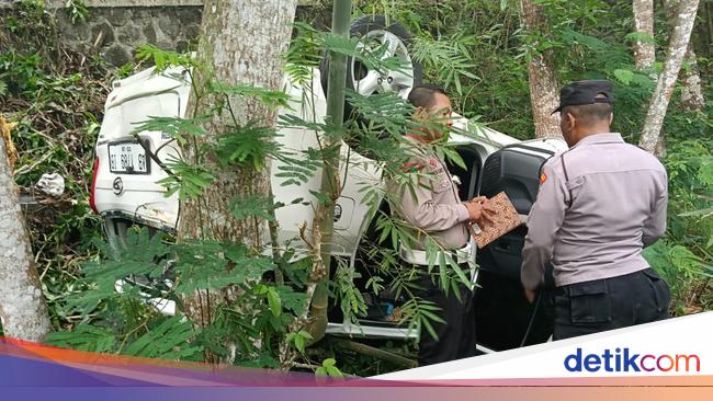 Mobil Ibu-ibu Pengajian Terguling di Pakem Sleman gegara Tak Kuat Nanjak