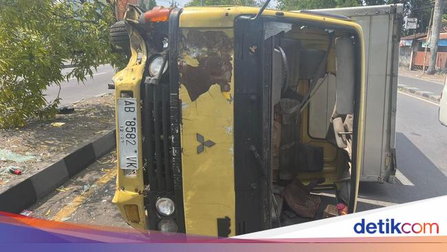 Hindari Orang Nyeberang, Truk Terguling di Ring Road Gamping