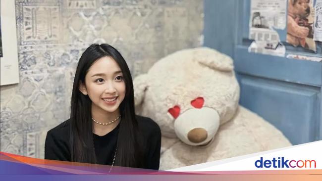 Cantiknya Dita Karang Saat Makan di Resto hingga Ngopi di Kafe