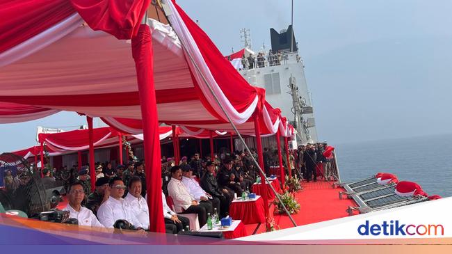 Jokowi-Prabowo Lihat Sailing Pass Kapal Perang TNI AL di Atas KRI Radjiman