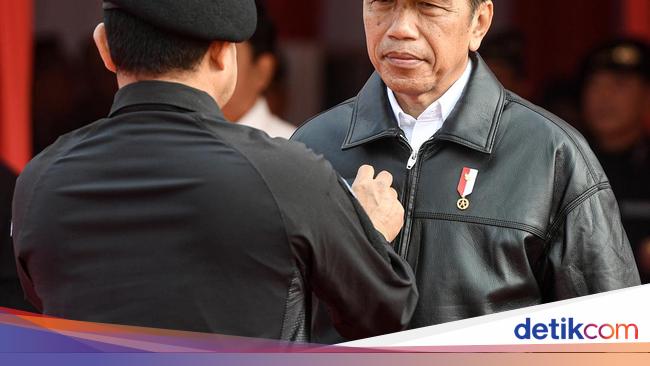 Momen Jokowi Terima Brevet Hiu Kencana di Atas KRI RJW-992