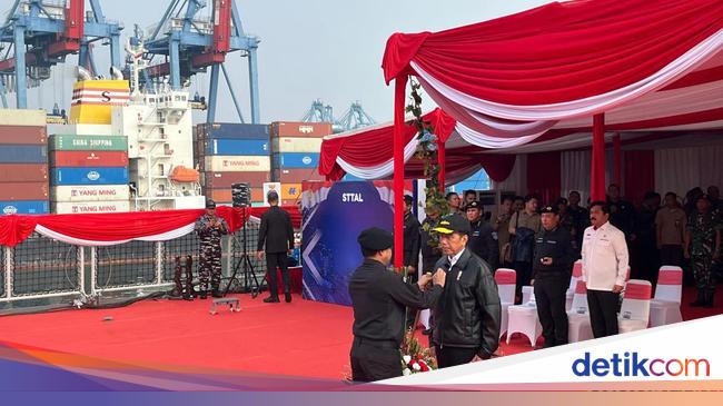 Jokowi Terima Brevet Kehormatan Hiu Kencana di Atas KRI RJW-992