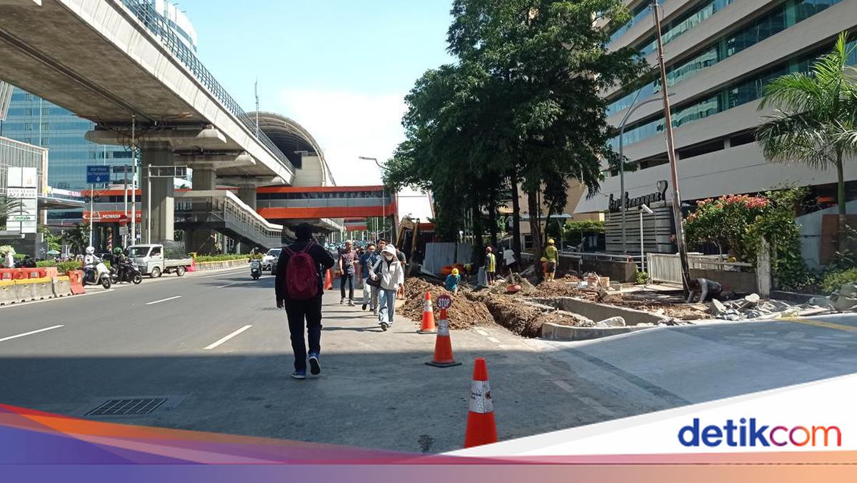 Ada Galian di Atas Trotoar Kuningan, Pejalan Kaki Melintas di Badan Jalan